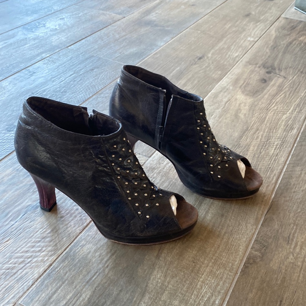 Awesome Colleen Cordero Heels! Dark Brown Distressed … - Gem